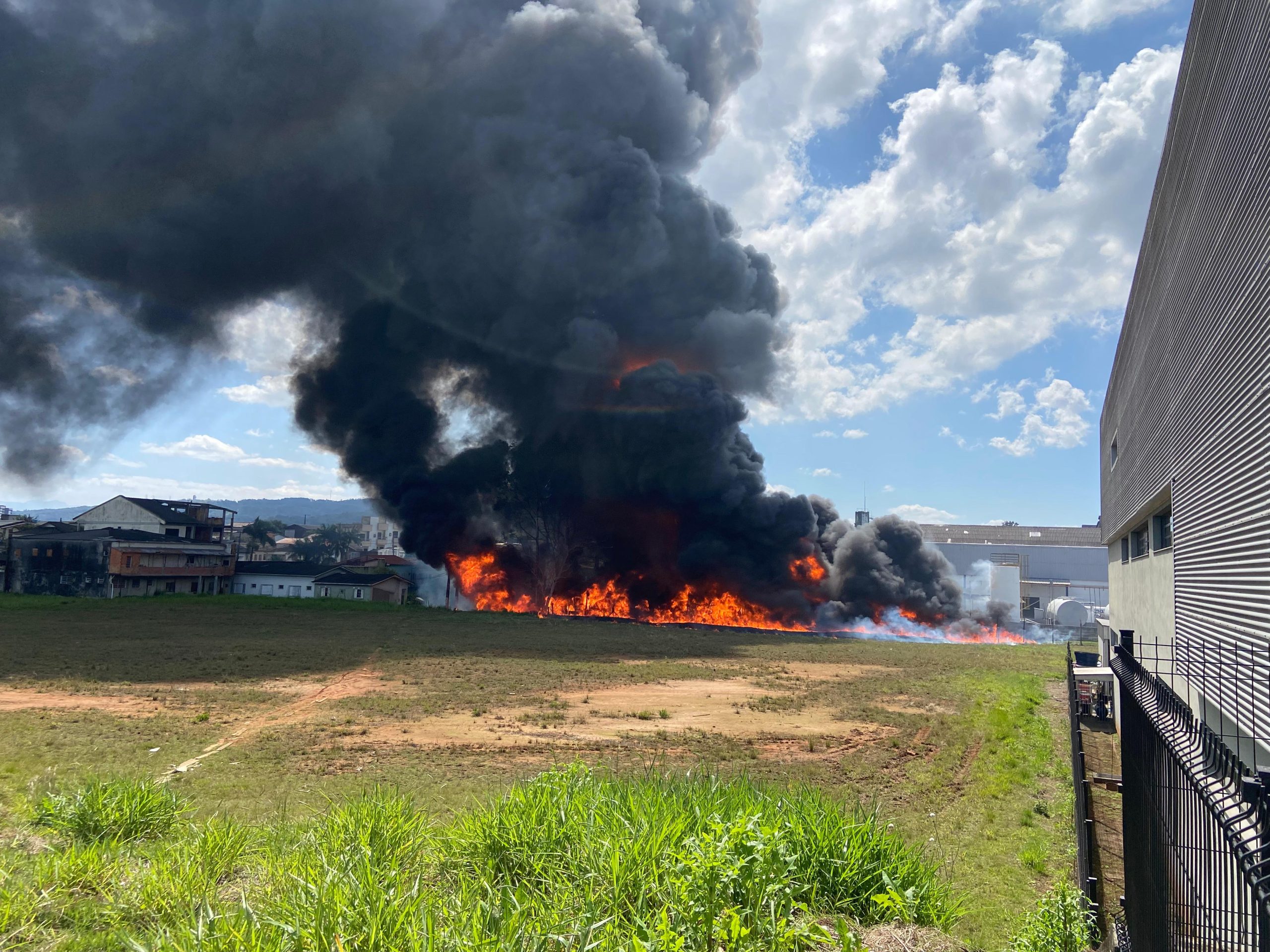 Vídeo: Incêndio seguido de explosão atinge indústria química na ...